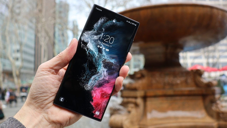 Samsung Galaxy S22 Ultra 5G.  2 sim kartali idial holatda qirilmagan