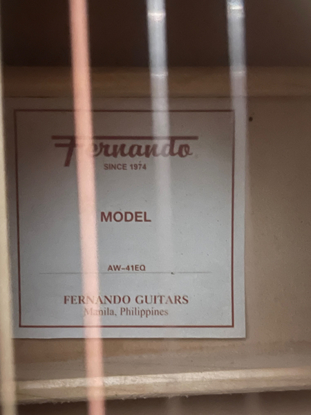 Ajoyib gitara sotiladi