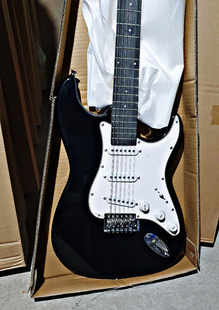 Ibanez Yaponskiy + Kabel + Klyuch  + Remen  Komplekt