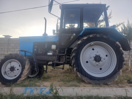 Traktor sotiladi