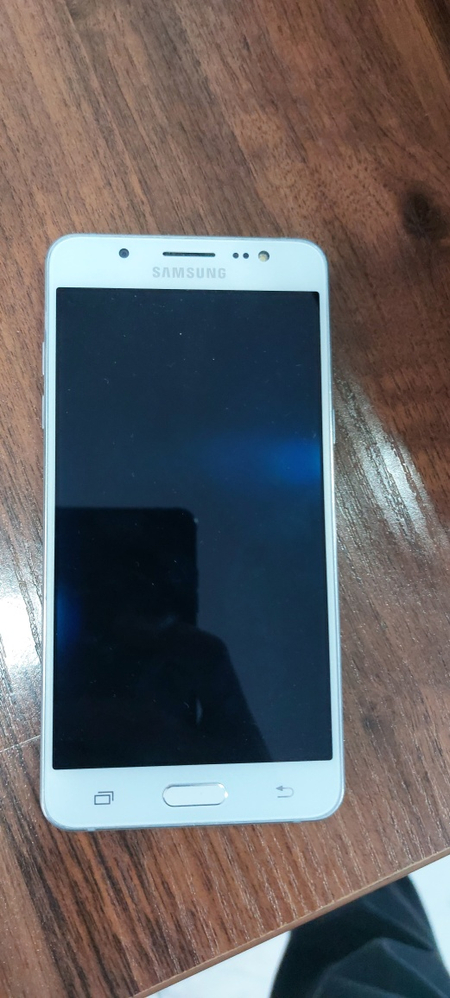 Samsung galaxy j 5.6
