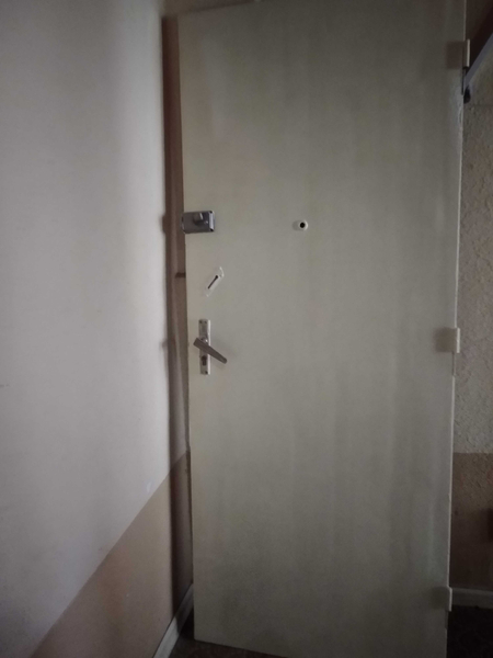 Продается деревянная входная дверь БЕЗ КОРОБКИ