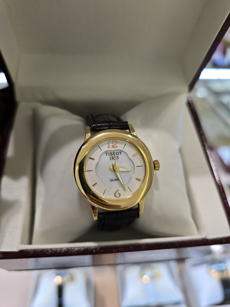 Продам золотые часы Tissot для прекрасных дам