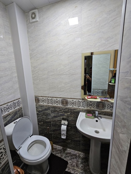 4 xonali 130m² +30m² podval
Ko‘plab jihozlari qoladi.
4 qava