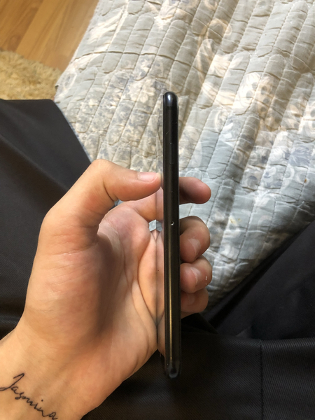 Iphone SE состояние хорошое царапин нет