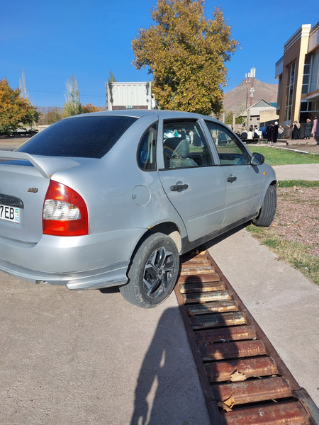 Lada kalina sotiladi xolati yaxshi motor xodavoy zor