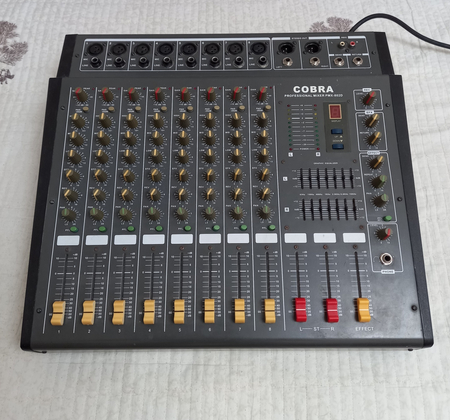 Микшерный пульт Cobra 802 D с усилителем 2х250 ватт и эффектами.