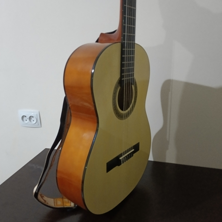 Klassik Gitara sotiladi