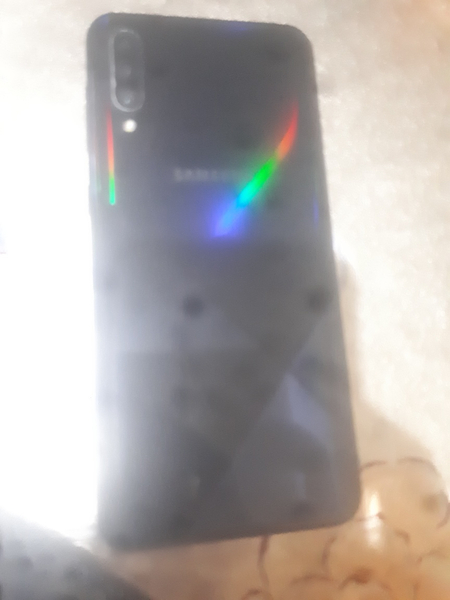 Samsung a30s sotiladi 1ta aybi uztidagi shisha cheti chatnagan
