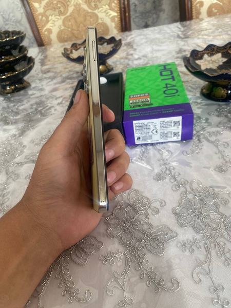 Yangi telefon 16/256 sotiladi