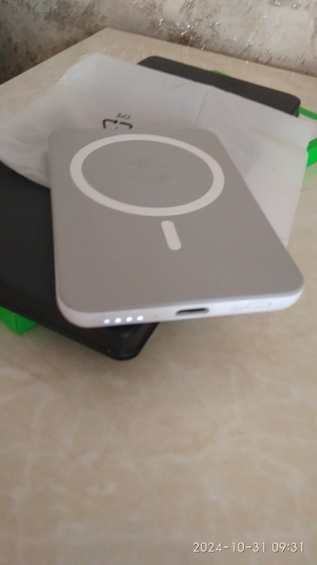 Magnitli bezpravadnoy powerbank