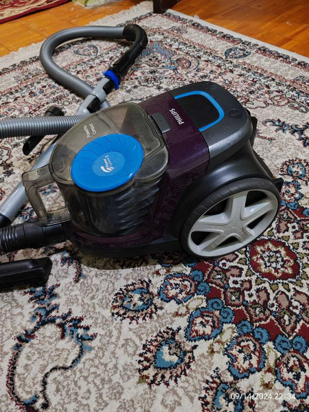 Продаётся в отличном состоянии Пылесос Philips FC 9333/09