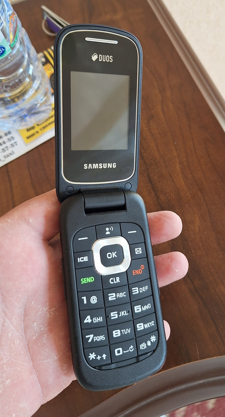 Samsung duos (ochilib yopiladigan knopkali telefon)