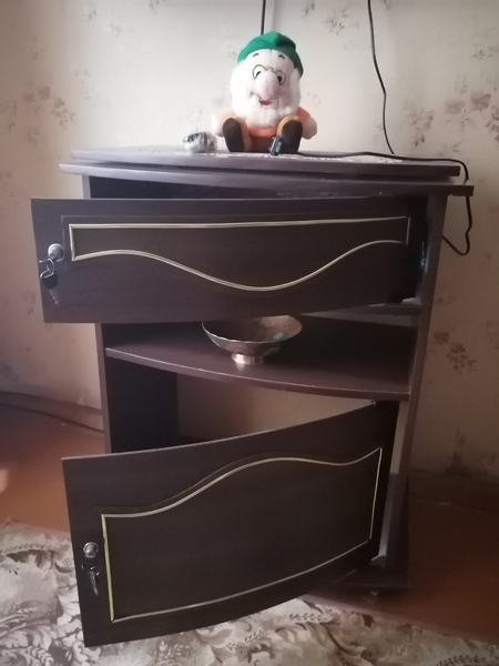 Продаётся тумба под телевизор.