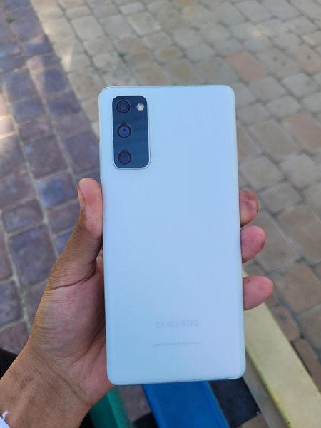Samsung Galaxy S20 FE 5G holati alo umuman aybi yoq.