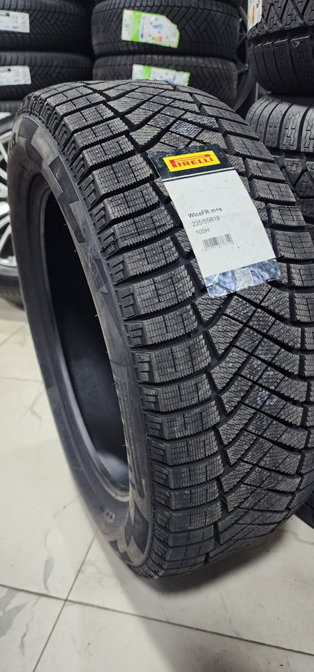 Pirelli WIceFR 235/55R17 зимние