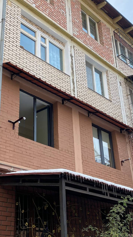 Монтаж над оконных козырьков и роликов для сушки белья