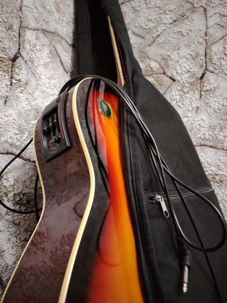 Ekvalayzerli Gitara sotiladi