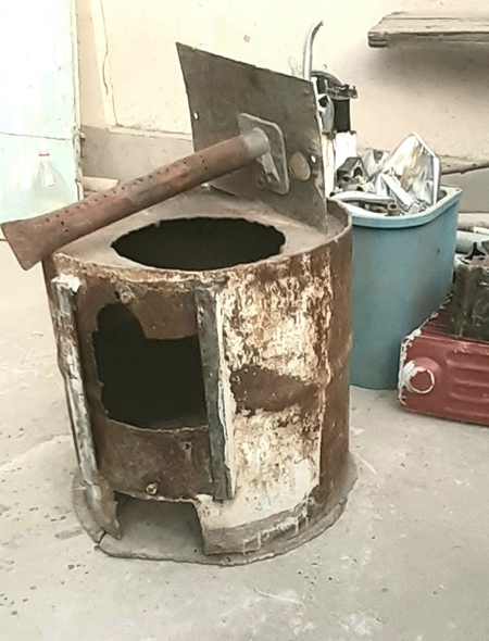 Титан тагига  o'choq. Низ от котёла.
