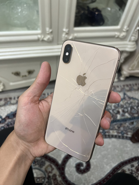 Продам Iphone Xs max 64 gb состояние среднее работает шустро