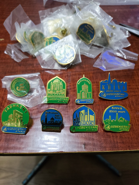 Продаю значки юбилейные