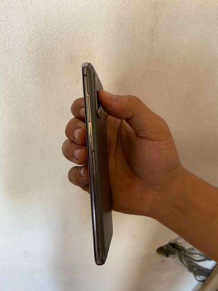Samsung S205G kareyski
Holati yaxshi
Xotira 12+8/128
Batareya 4000mach