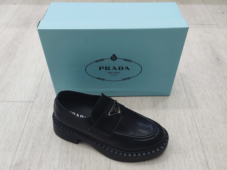 Prada кожанный лофер женский