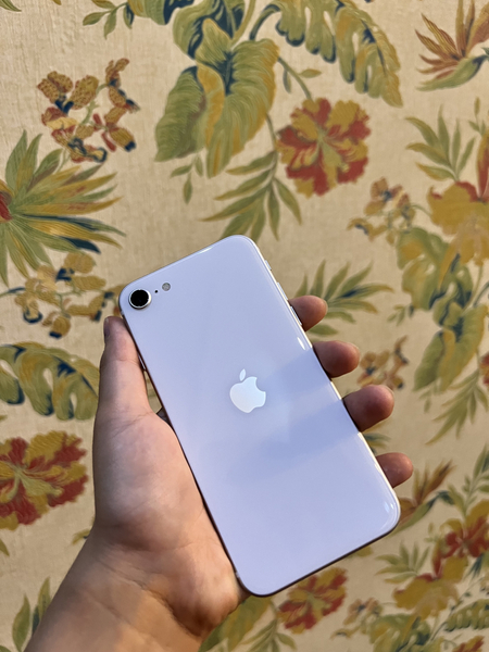 Продаестя Iphone se 2020 в идиальном состояние