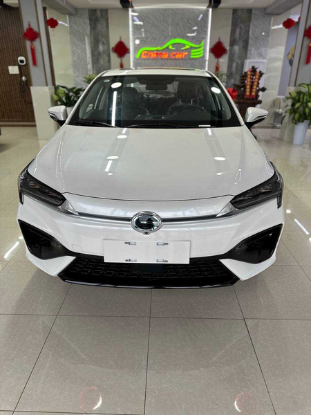 Gac Aion S 580 oq rangi nalichida China Car avtosalonida!