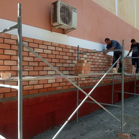 Кладка балкона облицовочным и простым кирпичом