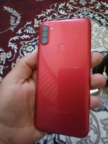 Samsung a 11  32 gb qizil