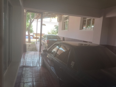 Srochna sotiladi 6 sotix uy sampi bozori oldidan 150 metr kirganda