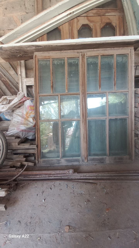 Taxtali deraza romlari. Oynalari bor