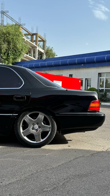 Продаю Lexus LS400