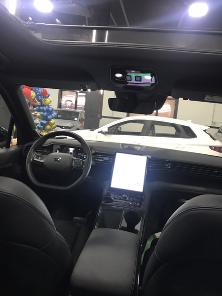 Nio ES8  (3 yil garantiya bor)