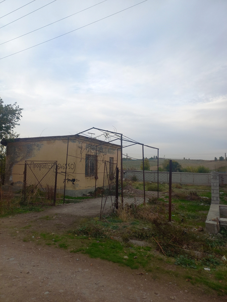 Продаётся земля с постройкой