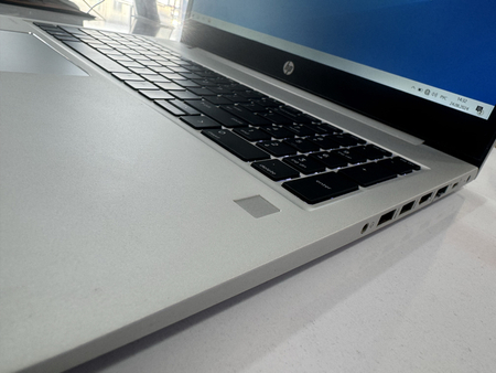 Hp ryzen 5 16 gb operativka 512 ssd metal korpuslik otpechatka bor