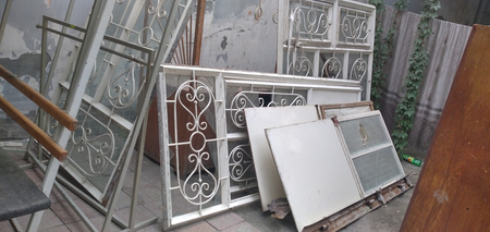 Temrdan yasalgan rom, eshiklar