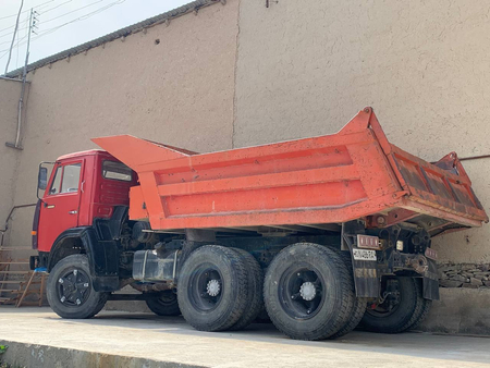Kamaz 1987 rangi qizil