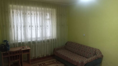 Срочно сдаётся 2х ком кв в чирчике около гургаза 1 этаж