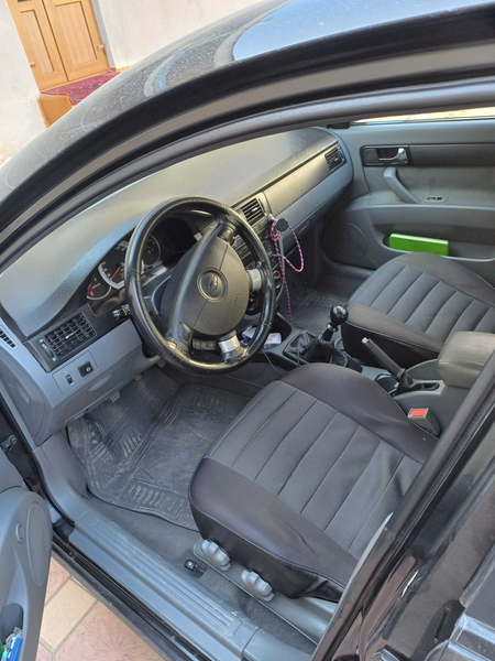 Lacetti 1.8 sotiladi