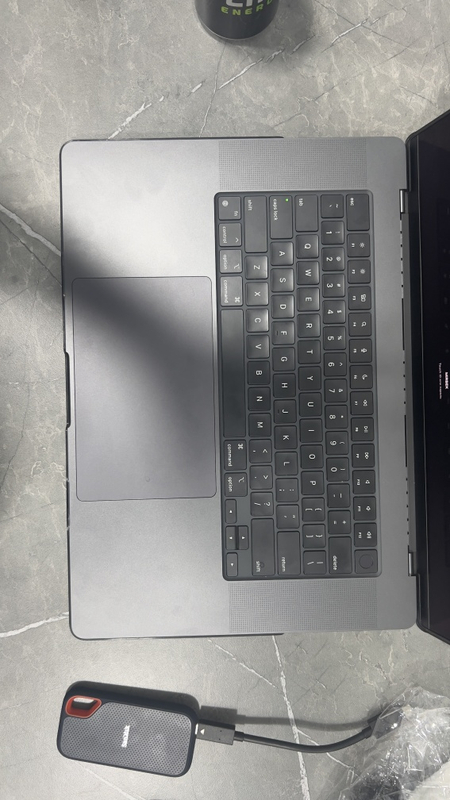 Macbook 48 gb ozu m3 max pro Б/У 55 циклов