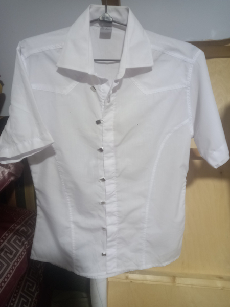 Продам 2 школьной рубашки