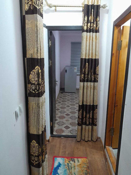 СРОЧНО Сотилади Жиззах шахар Микрорайон РОДДОМ  ропарасида 2 хонали уй