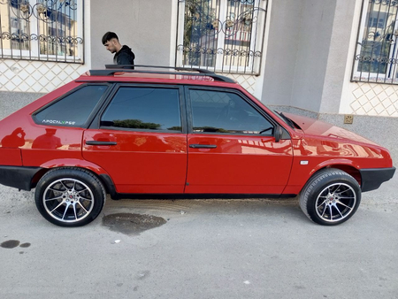 2109 Lada sotiladi barakalik moshina majburlikdan sotyapmiz benzin pra