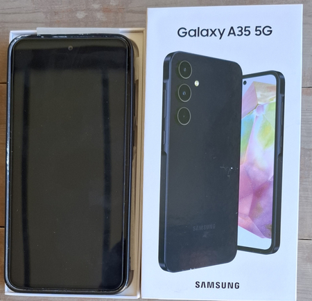 Продаю свой Samsung galaxy a35 8/128  с  гарантией 1 года.
