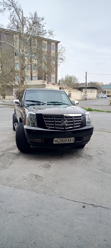 Cadillac escalade sotiladi