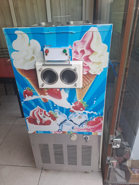 Morojniy freezer sotiladi.