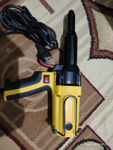 HILTI shurpovert Zaklovka apart Tunika kesgich va Rabochi drel.