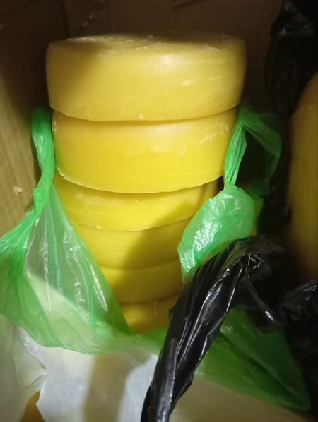 Biz asalarichilikdan olingan tabiiy mumni sotamiz. 100 gr. - 20000 t.